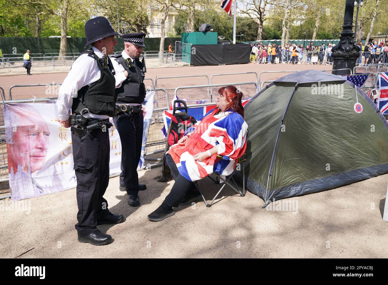 Police officers have a friendly chat with royal fan Faith Nicholson ...