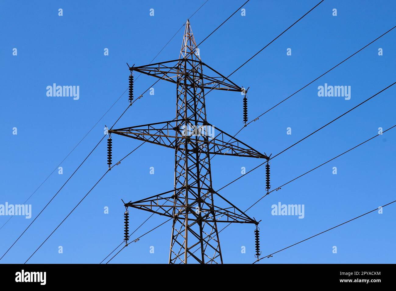 Power line for electric power. Conductive system of long extension ...