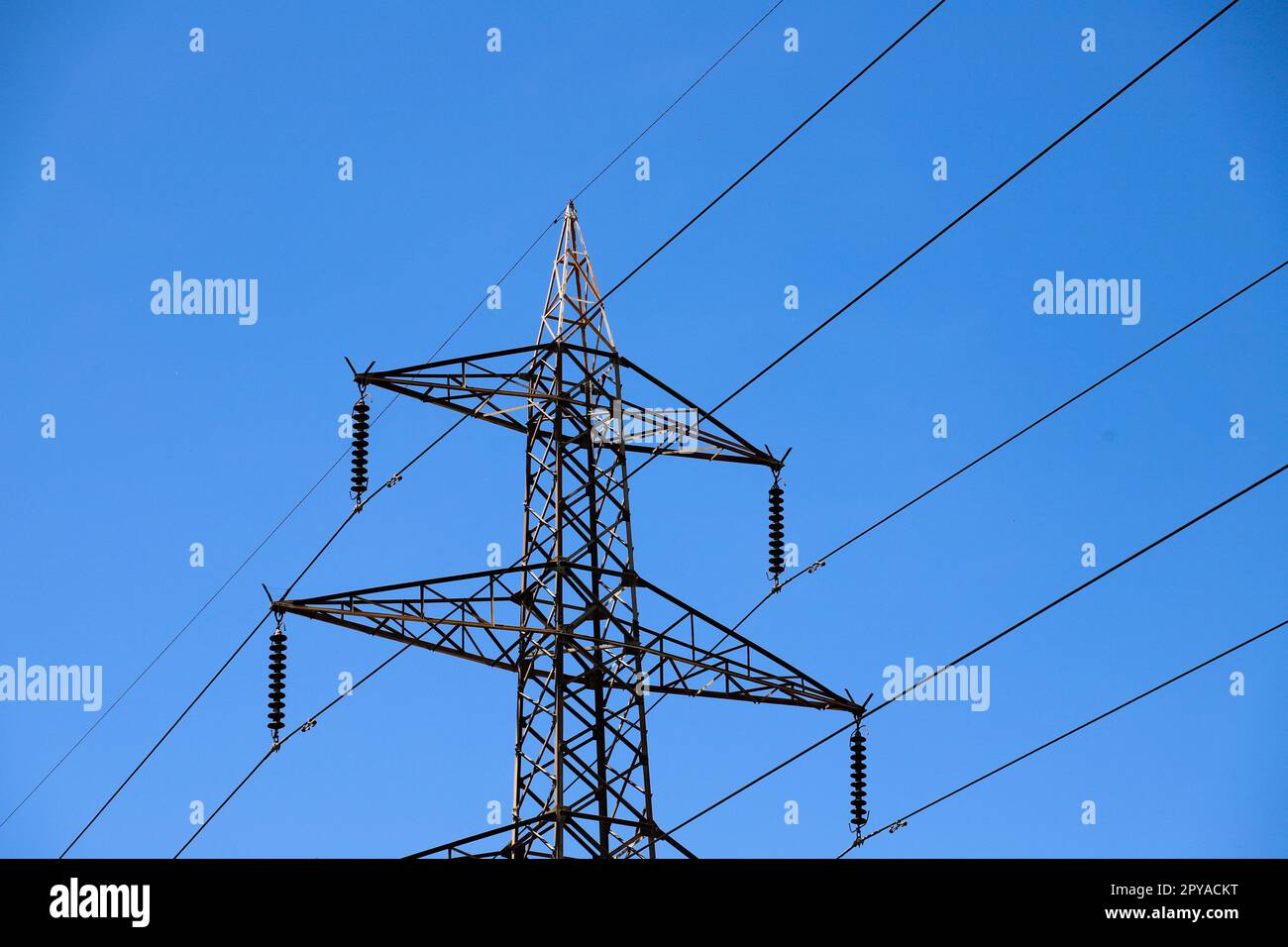 Power line for electric power. Conductive system of long extension ...