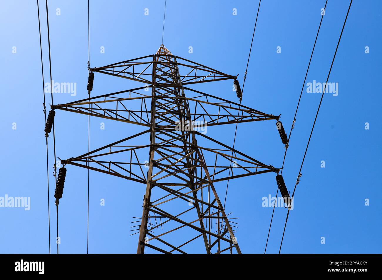 Power line for electric power. Conductive system of long extension ...