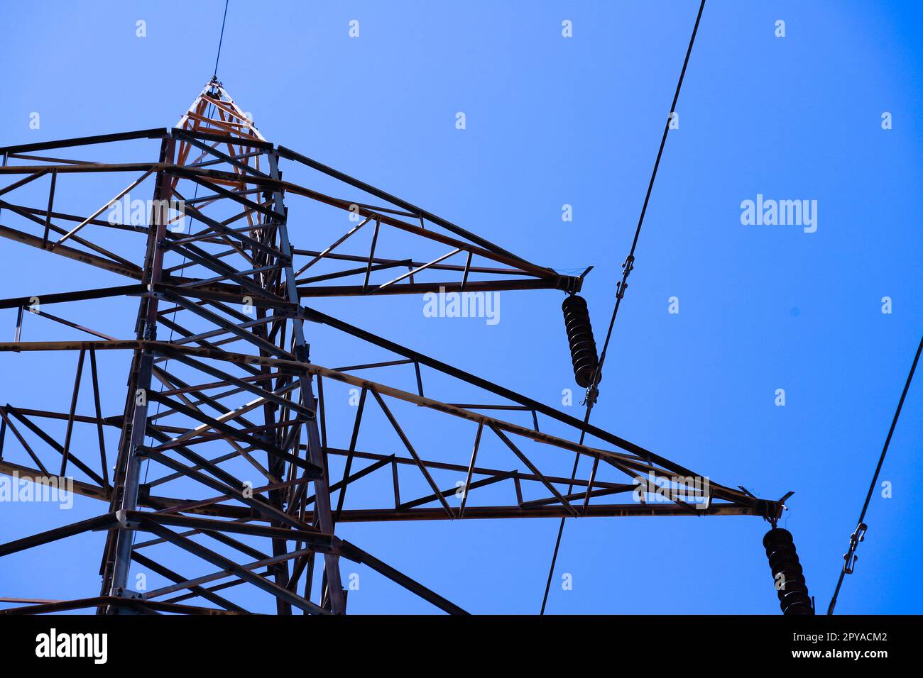 Power line for electric power. Conductive system of long extension ...