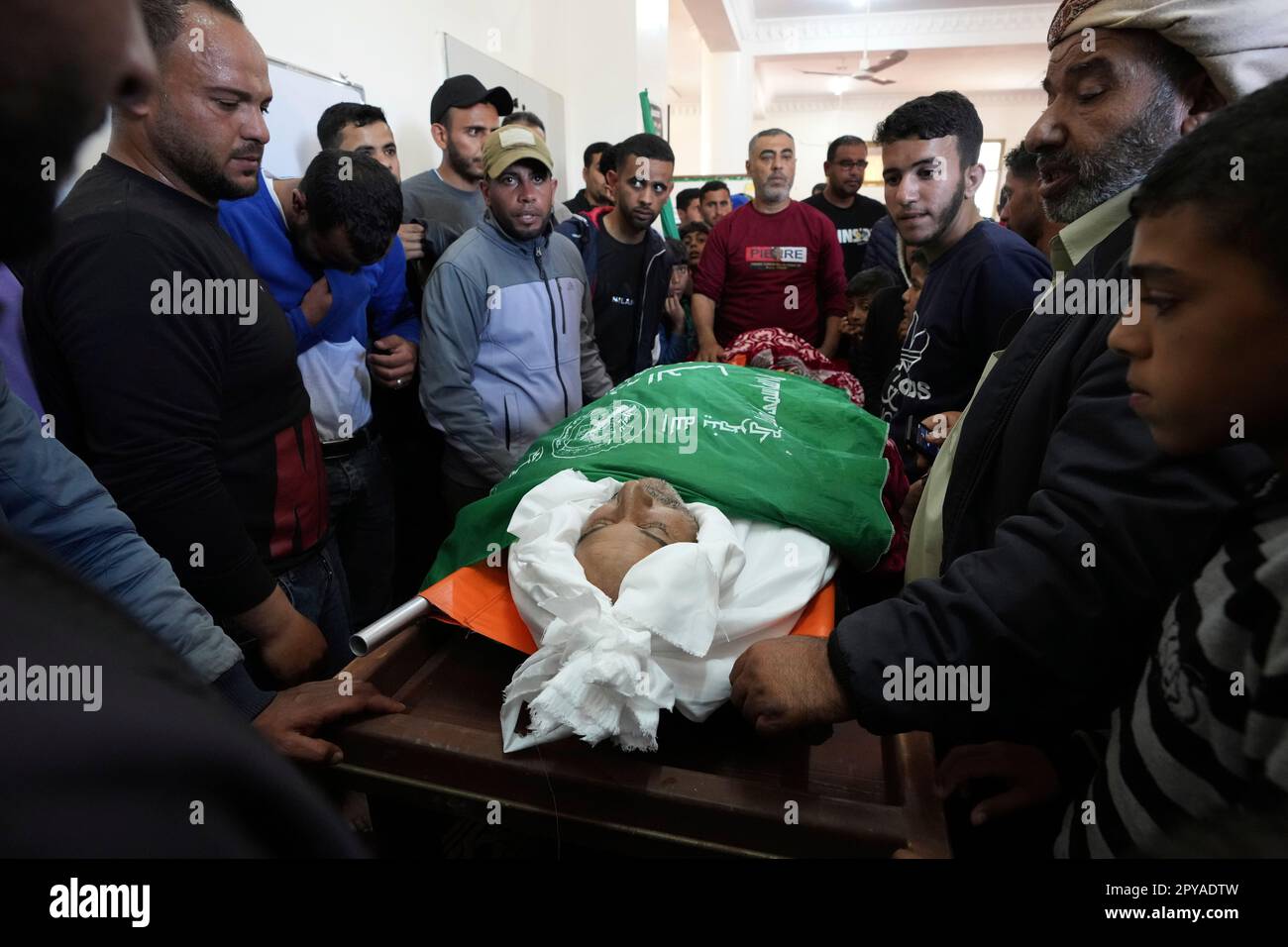 Palestinian relatives gather around Hamas flag-draped body of Hashil ...