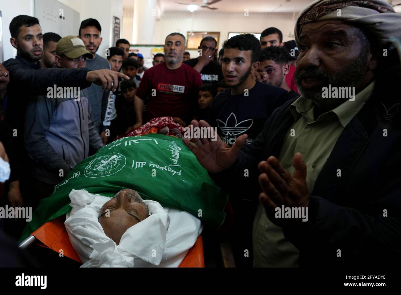 Palestinian mourners pray over Hamas flag-draped body of Hashil Mubarak ...