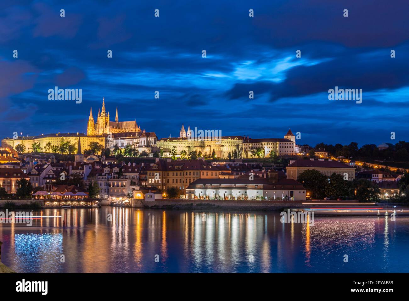 Night view castle hi-res stock photography and images - Alamy