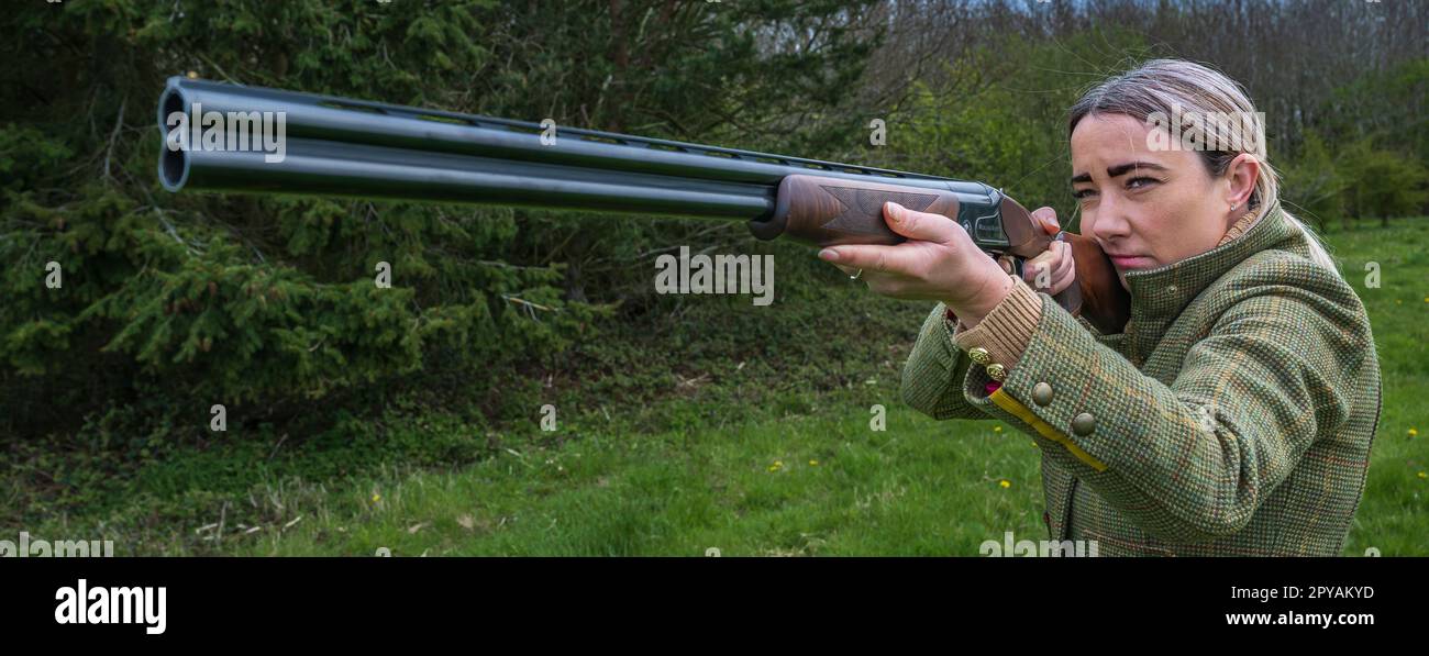 Woman looking down barrel gun hi-res stock photography and images - Alamy