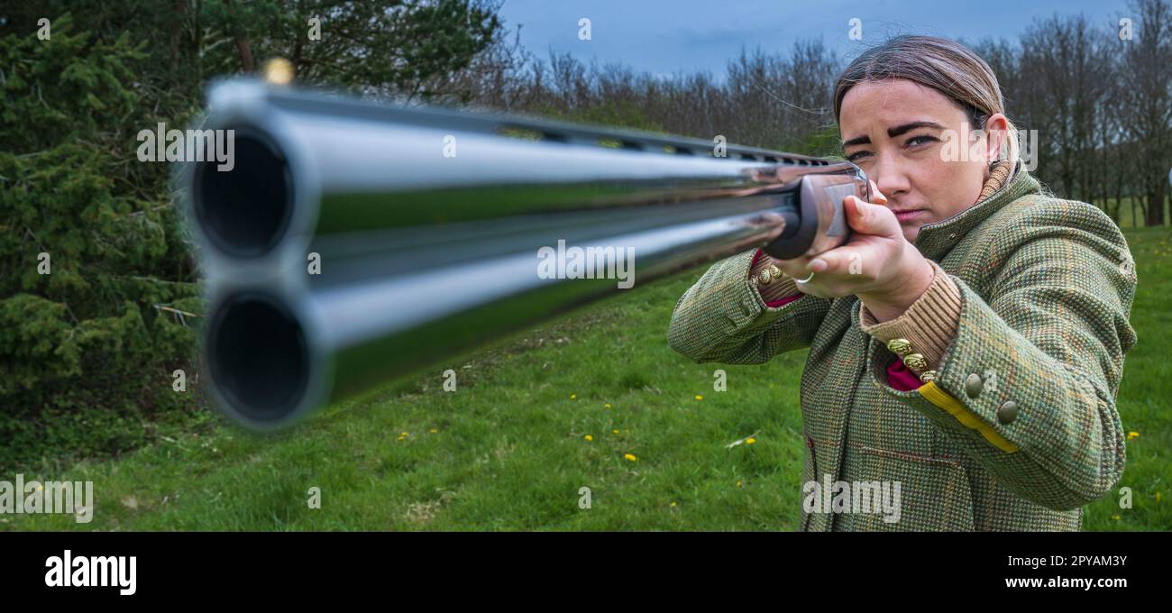 Woman looking down barrel gun hi-res stock photography and images - Alamy