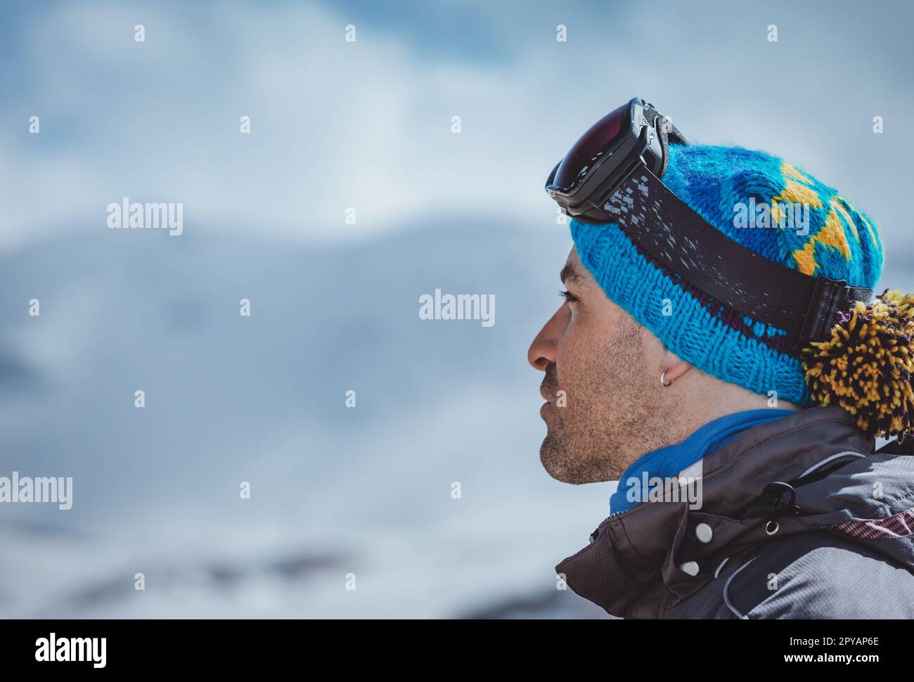 Skier profile hi-res stock photography and images - Alamy