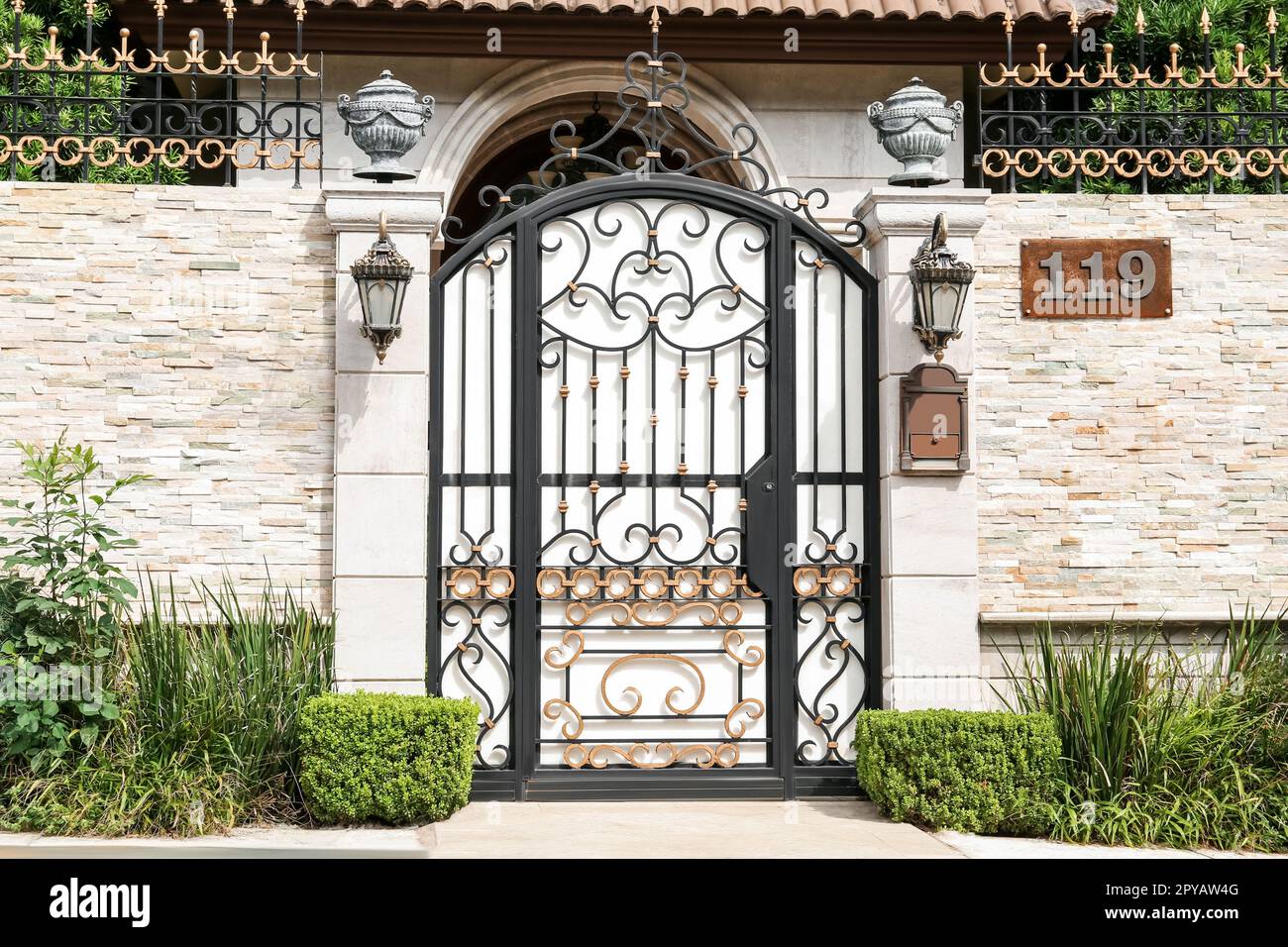 Black metal gates hi-res stock photography and images - Alamy