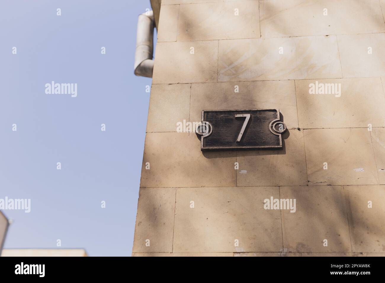 House number seven 7 sign on stone wall Stock Photo - Alamy