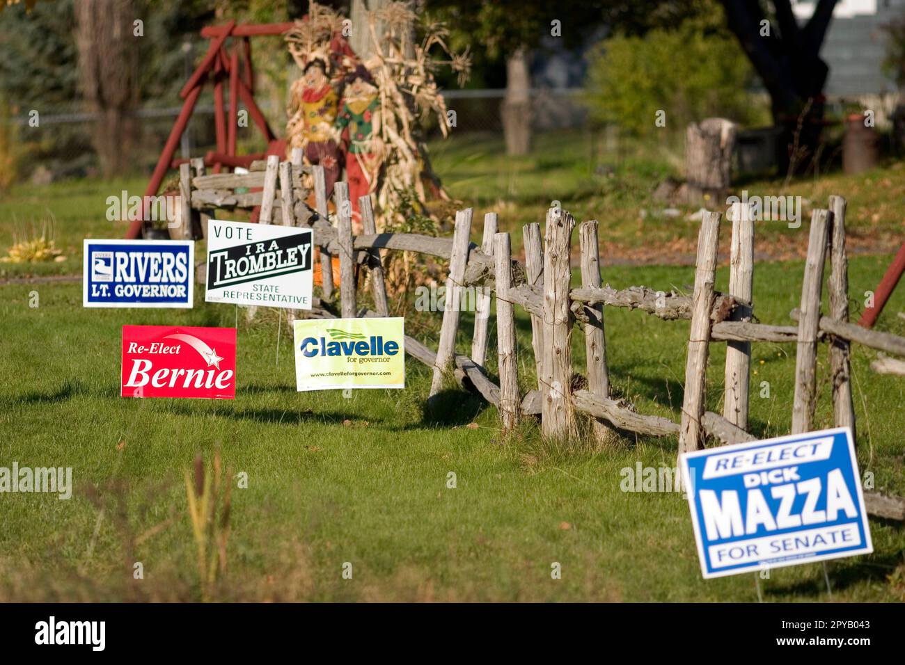 Political signs hi-res stock photography and images - Alamy