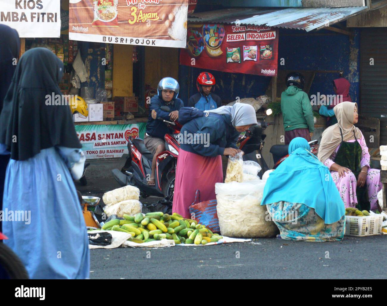 photos of the condition and situation of a traditional street market in ...