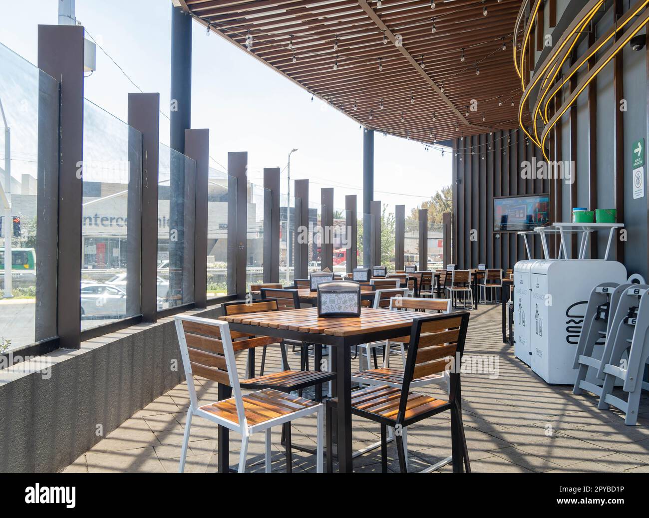 Outdoor shake table building hi-res stock photography and images - Alamy