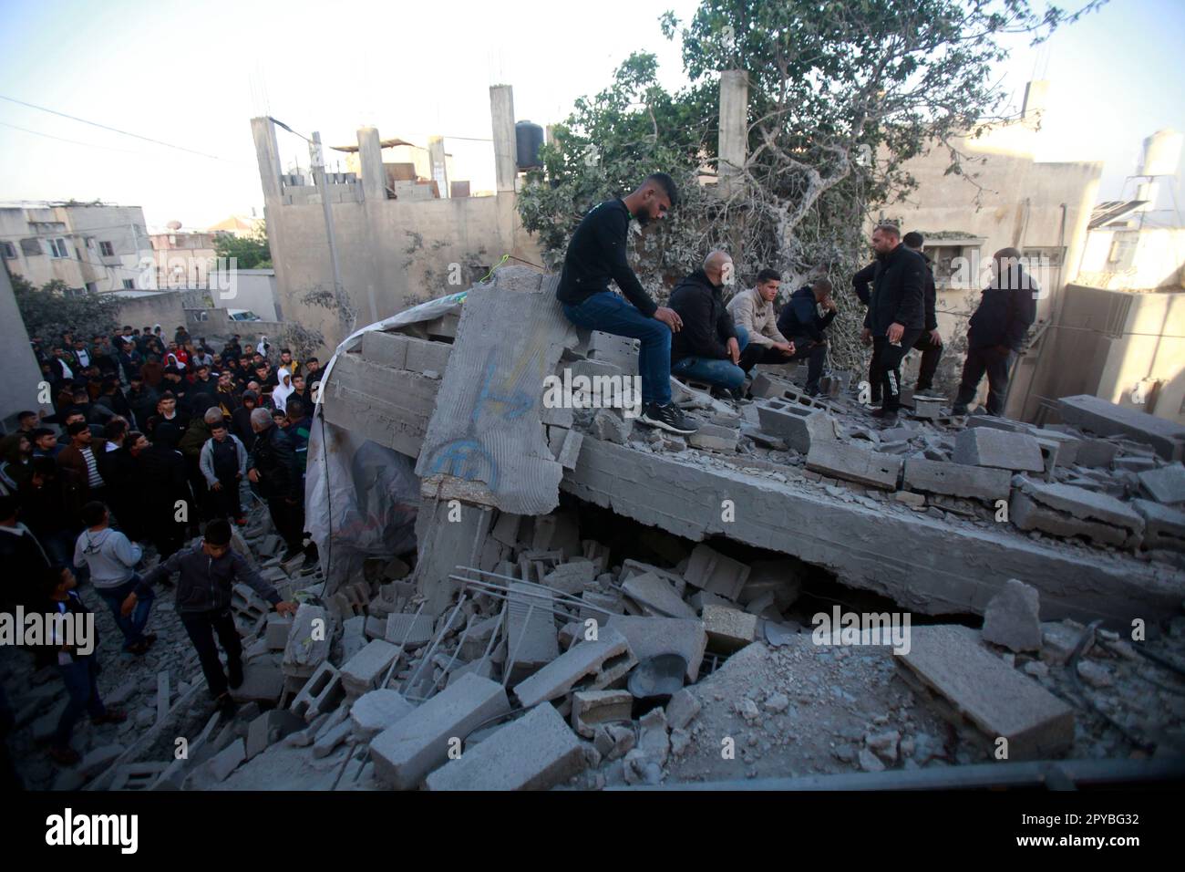 Palestinians inspect the ruins of the house of Palestinian militant ...