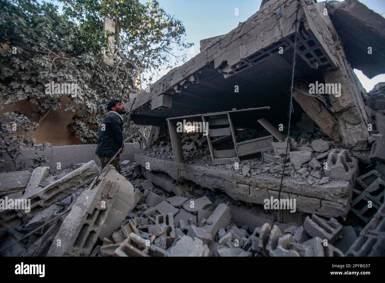 Palestinians inspect the ruins of the house of Palestinian militant ...