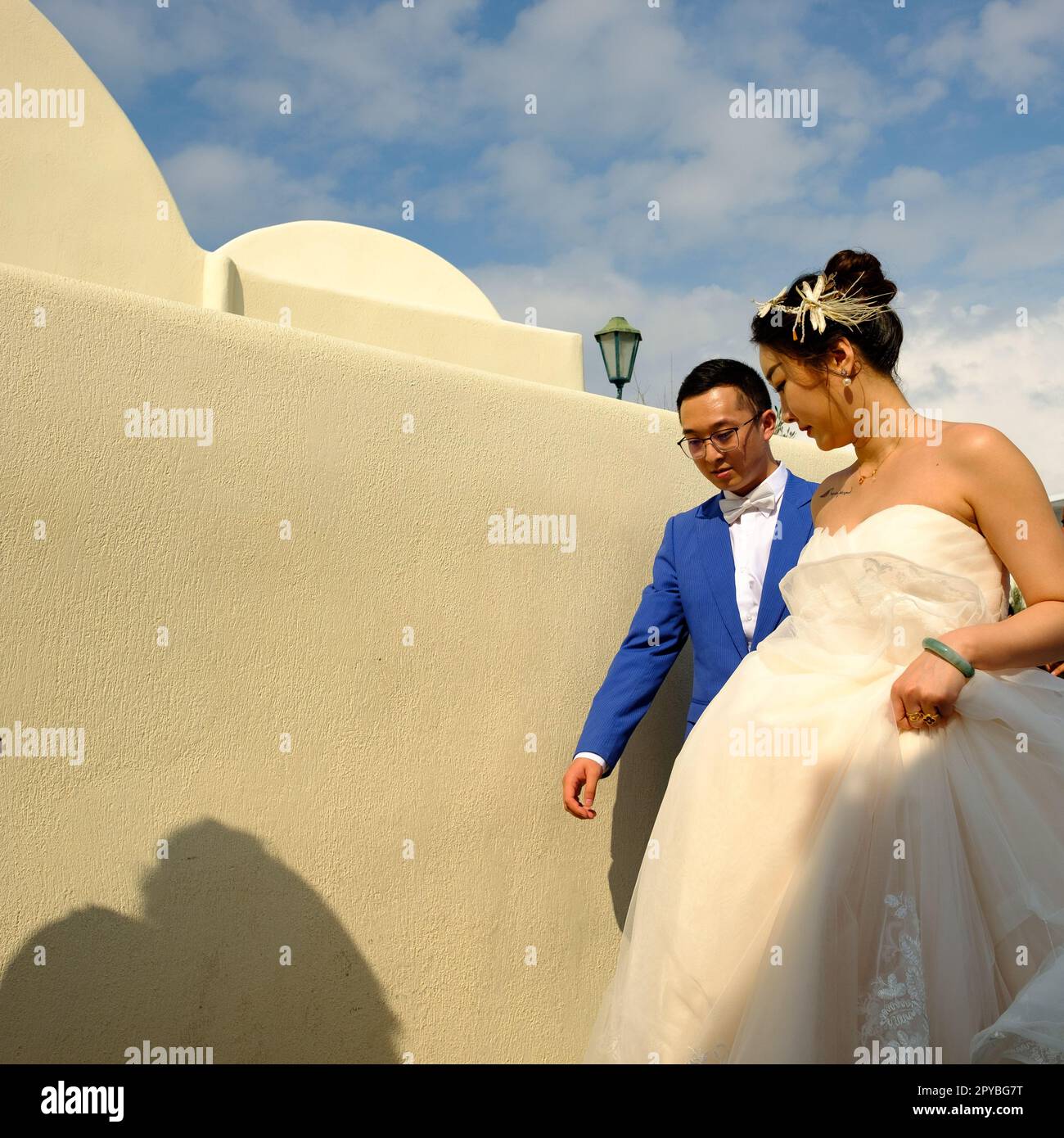 wedding couple tourists in Santorini Stock Photo - Alamy