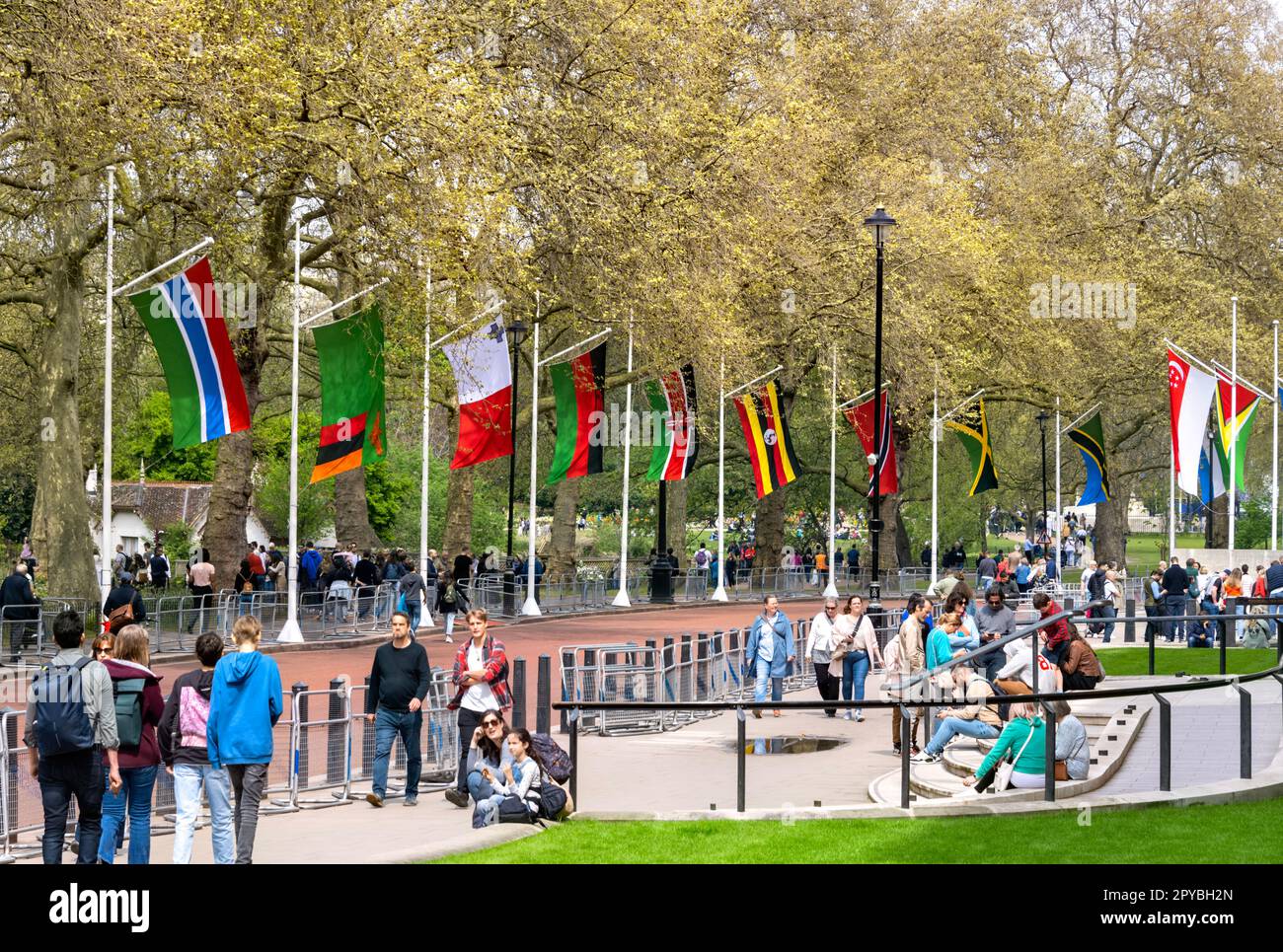 Multiple commonwealth flags the mall london hi-res stock photography ...