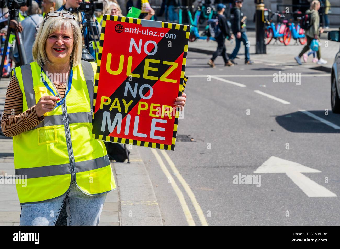 London, UK. 3rd May, 2023. Protesters cheer and whistle when someone ...