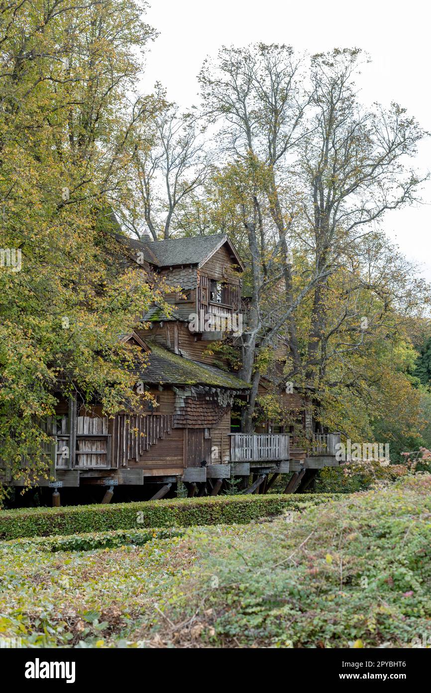 Alnwick garden treehouse hi-res stock photography and images - Alamy