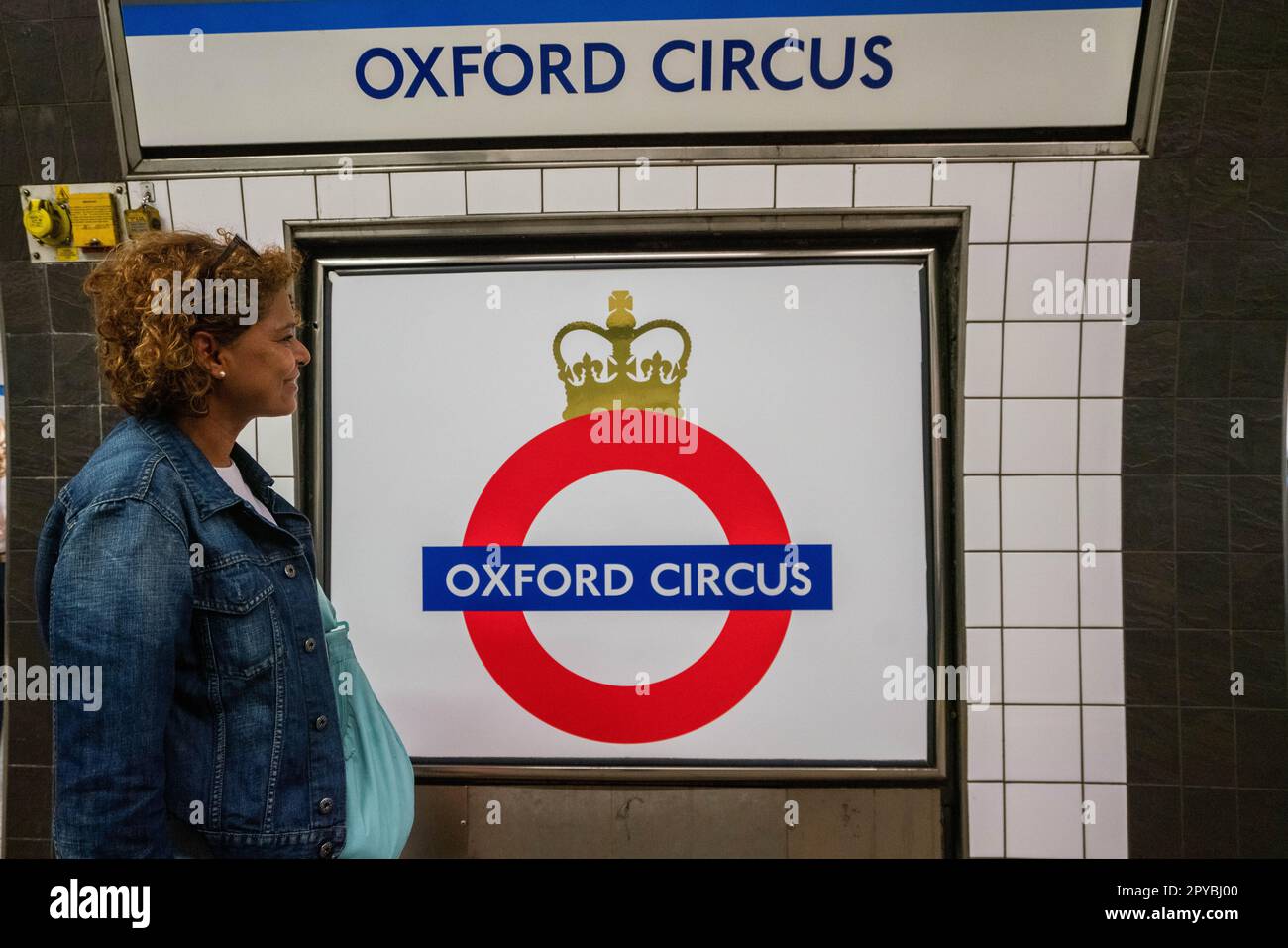 London UK. 3 May 2023. A pedestrian takes a picture of the iconic ...