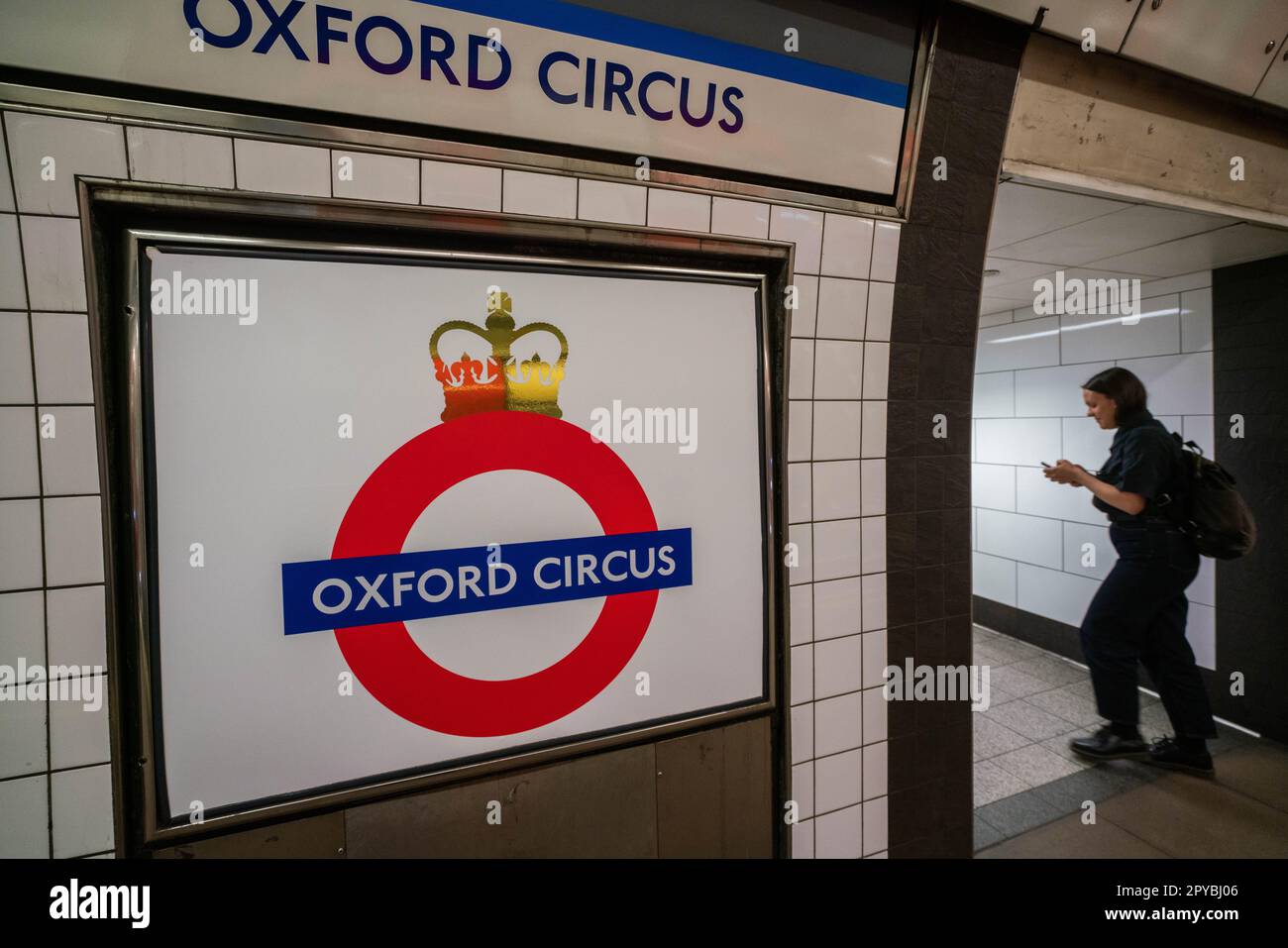 Londons iconic transport logo hi-res stock photography and images - Alamy