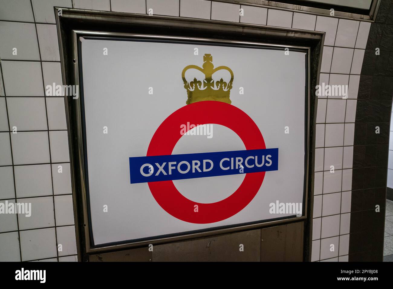 Londons iconic transport logo hi-res stock photography and images - Alamy
