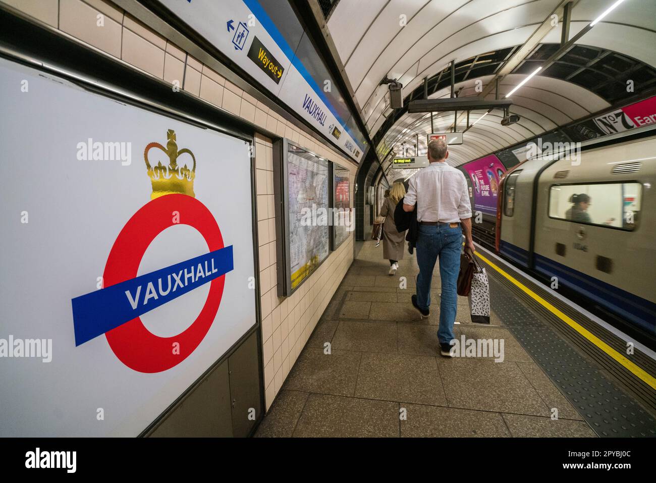 Undergound roundel logo hi-res stock photography and images - Alamy