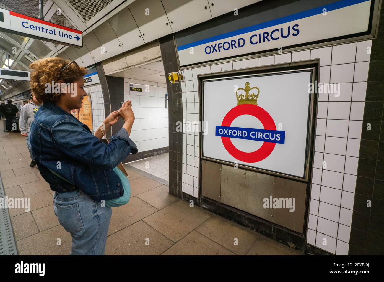 London UK. 3 May 2023. A pedestrian takes a picture of the iconic ...