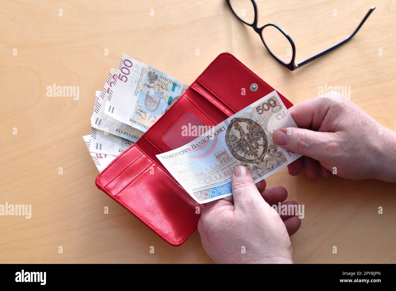 Hands holding wallet with polish currency money. Concept of financial ...