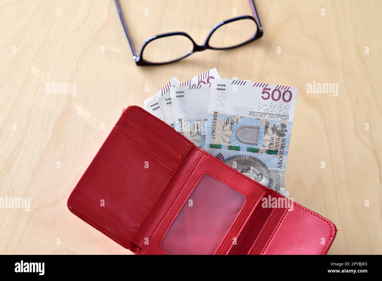Senior with wallet and money hi-res stock photography and images - Alamy