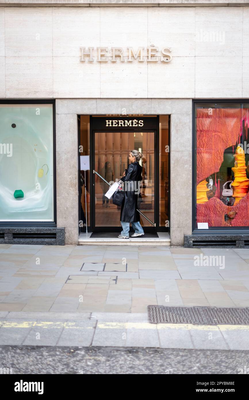 Lady waiting to enter expensive shop in Mayfair Stock Photo - Alamy
