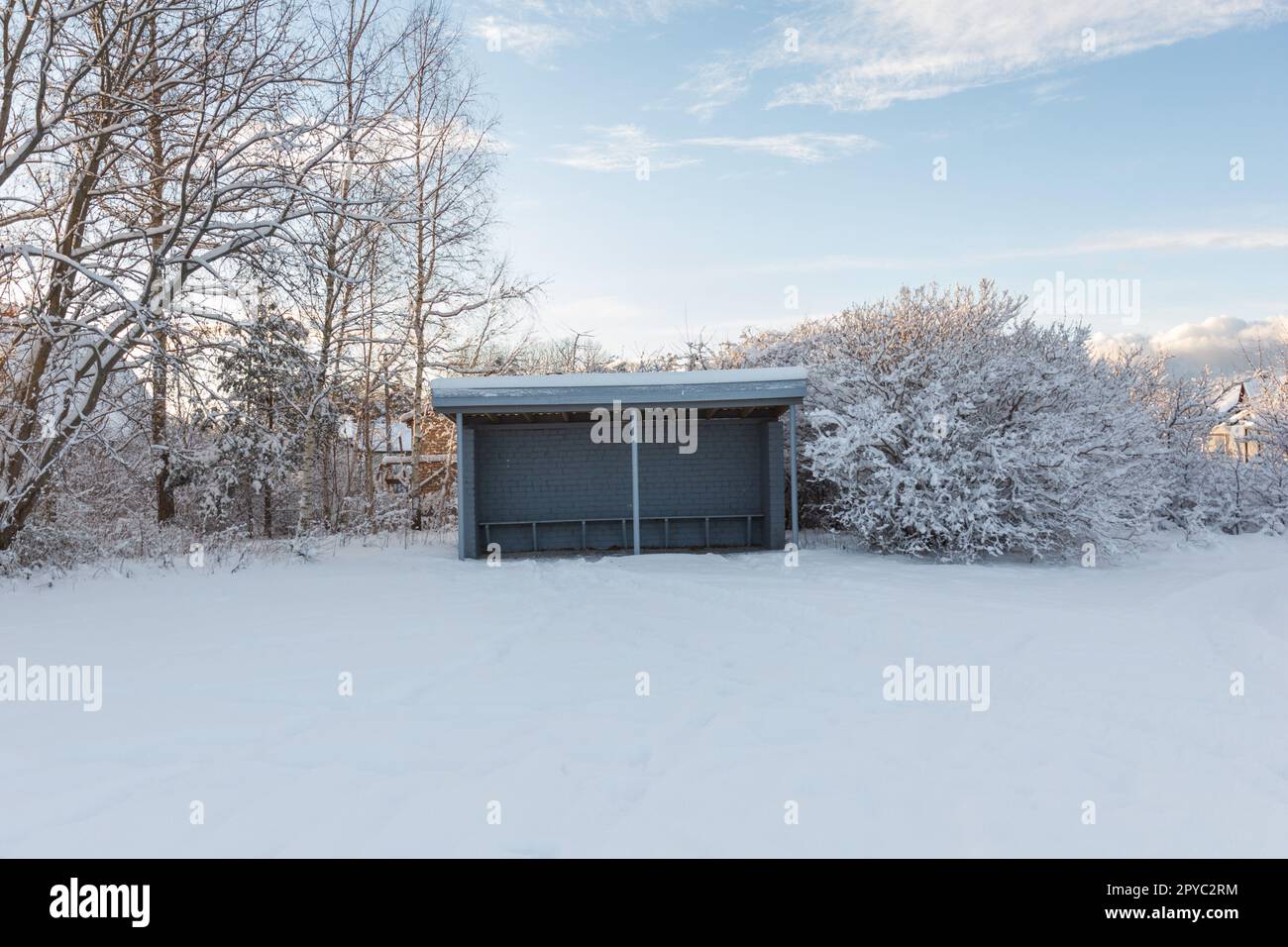 Bus stop snow hi-res stock photography and images - Alamy