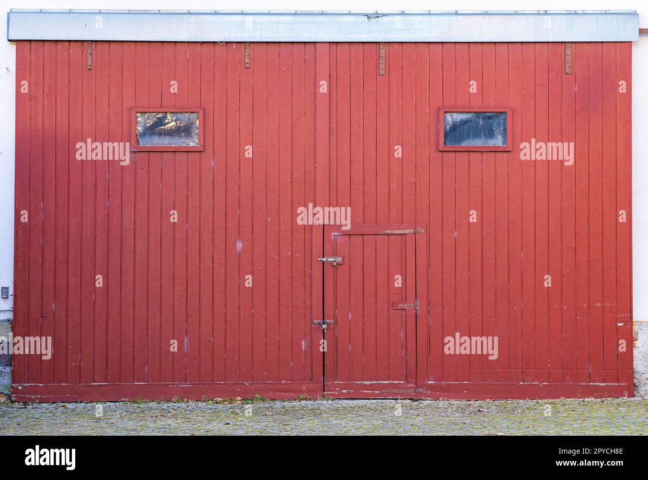 Weathered red barn door hi-res stock photography and images - Alamy
