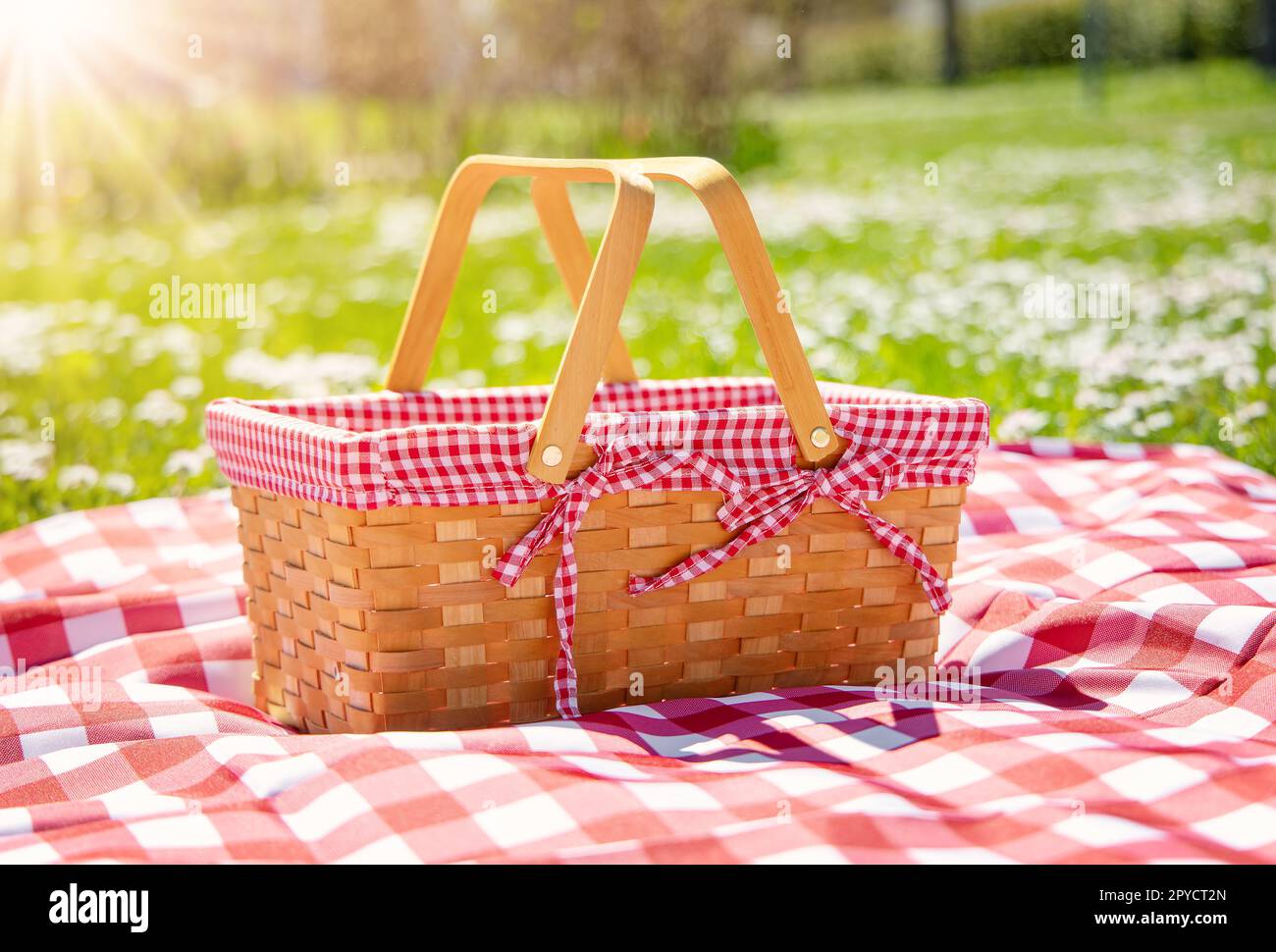 Empty picnic blanket hi-res stock photography and images - Alamy