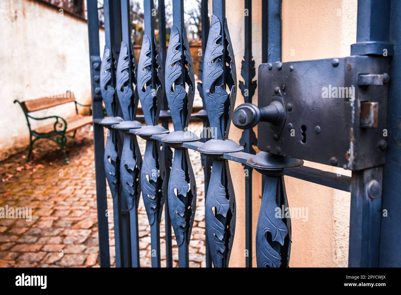 Black iron gate house hi-res stock photography and images - Alamy