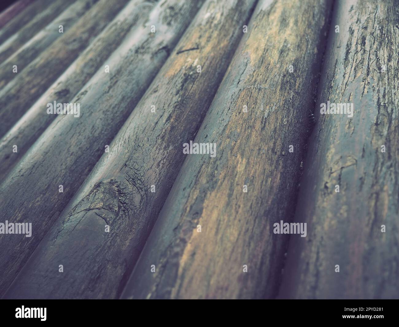 A construction log for use in construction without longitudinal sawing ...