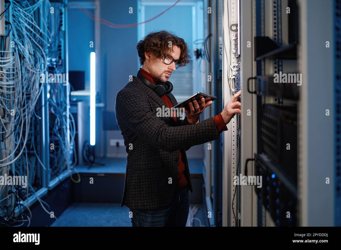 Modern server computer technology hi-res stock photography and images ...