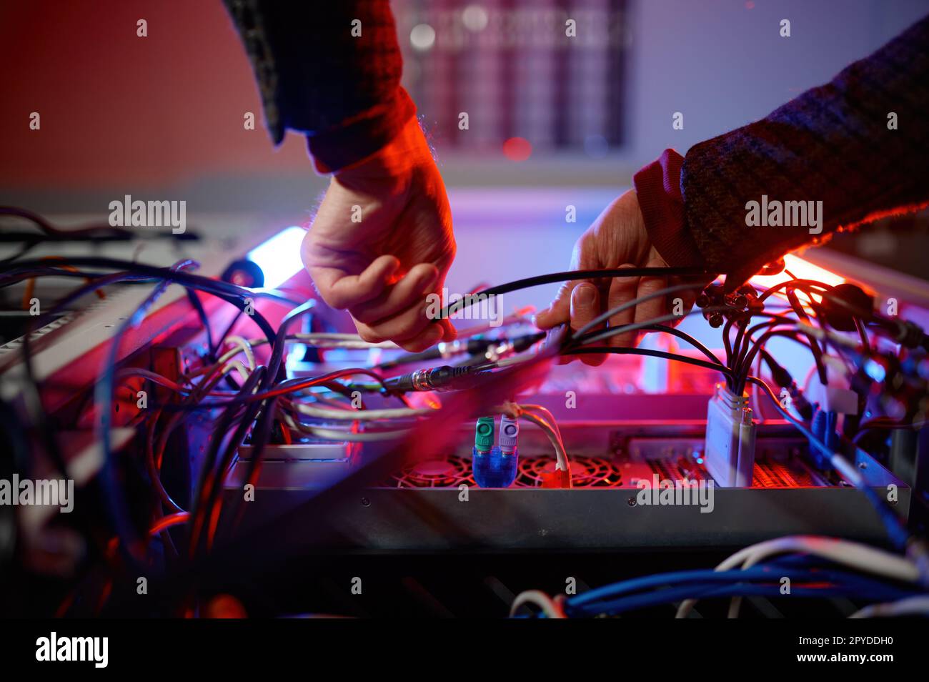 Cable center hi-res stock photography and images - Alamy