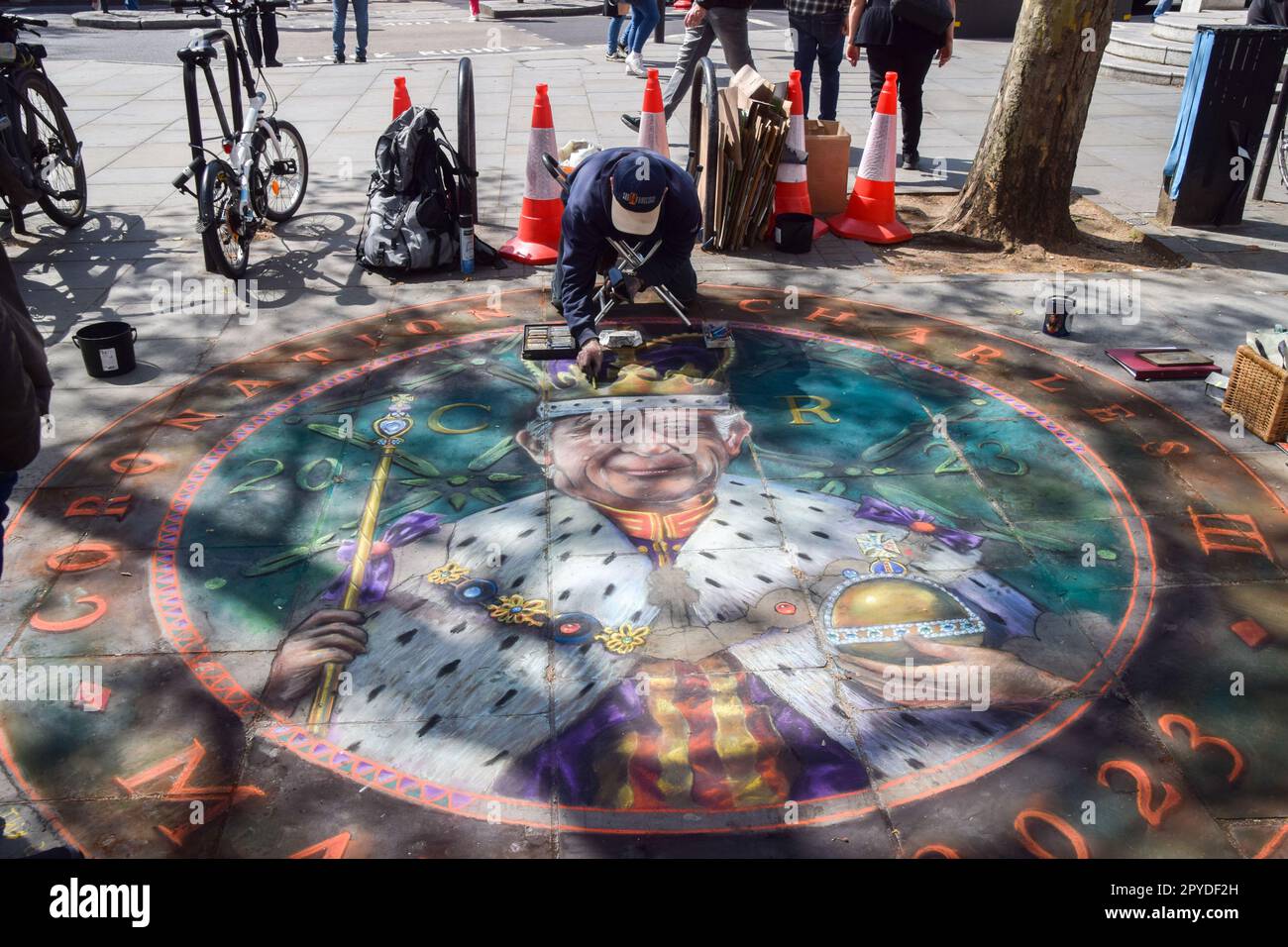 London, UK. 3rd May 2023. Chalk artist Julian Beever draws a tribute to ...