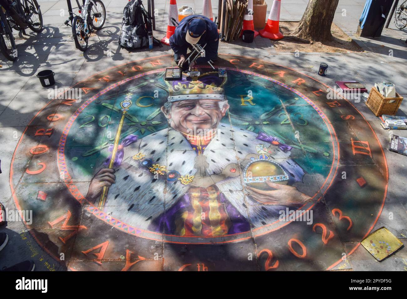 London, UK. 3rd May 2023. Chalk artist Julian Beever draws a tribute to ...