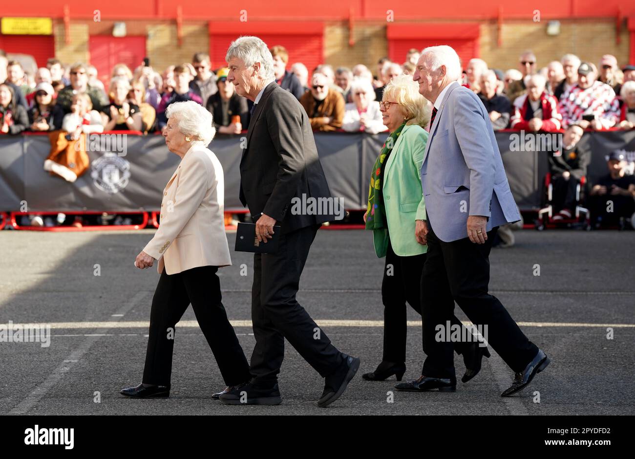 Former Manchester United players Brian Kidd (centre left) and Alex ...