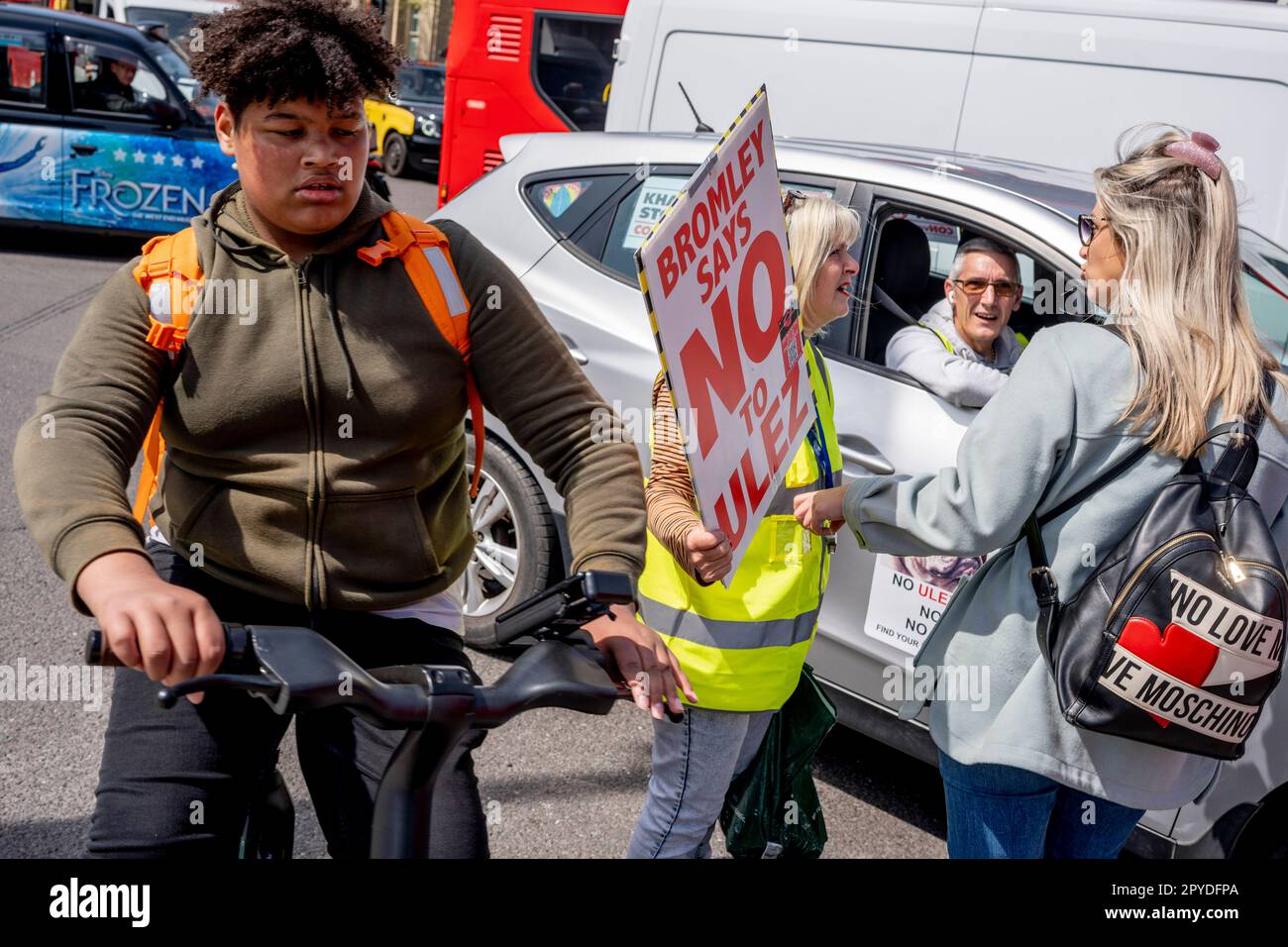 Anti-ULEZ protesters disrupt traffic on the roundabout at the southern ...