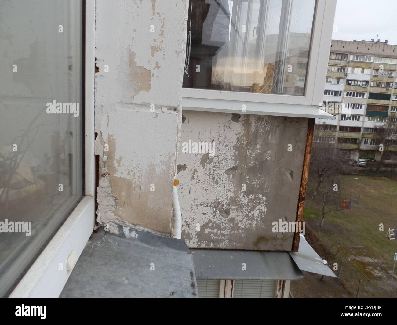 Old cracked balcony railing slab in need of repair Stock Photo - Alamy