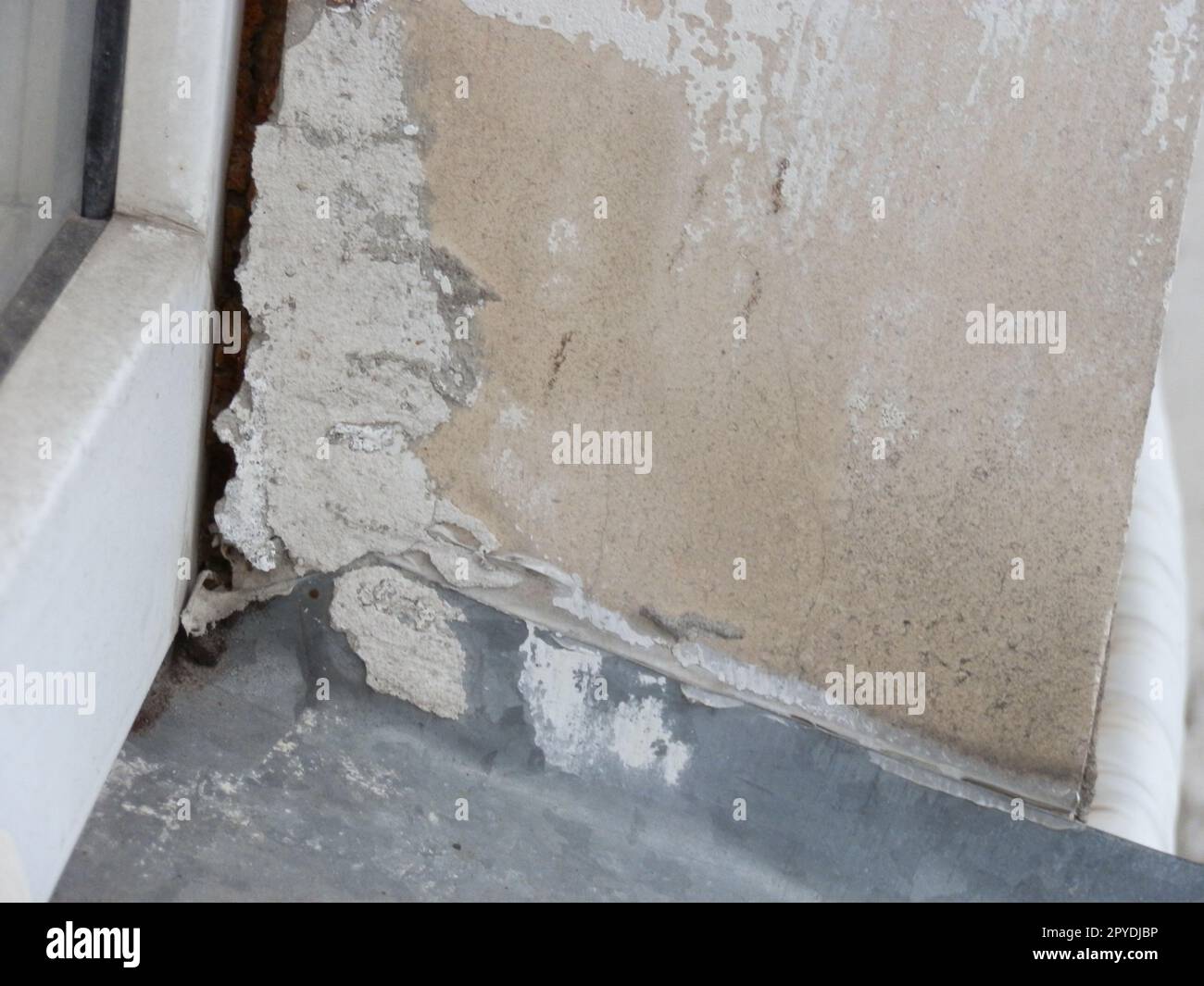 Old cracked balcony railing slab in need of repair Stock Photo - Alamy