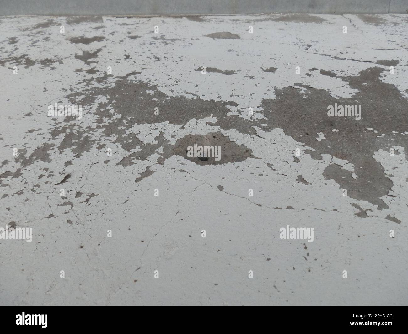 Old cracked balcony railing slab in need of repair Stock Photo - Alamy