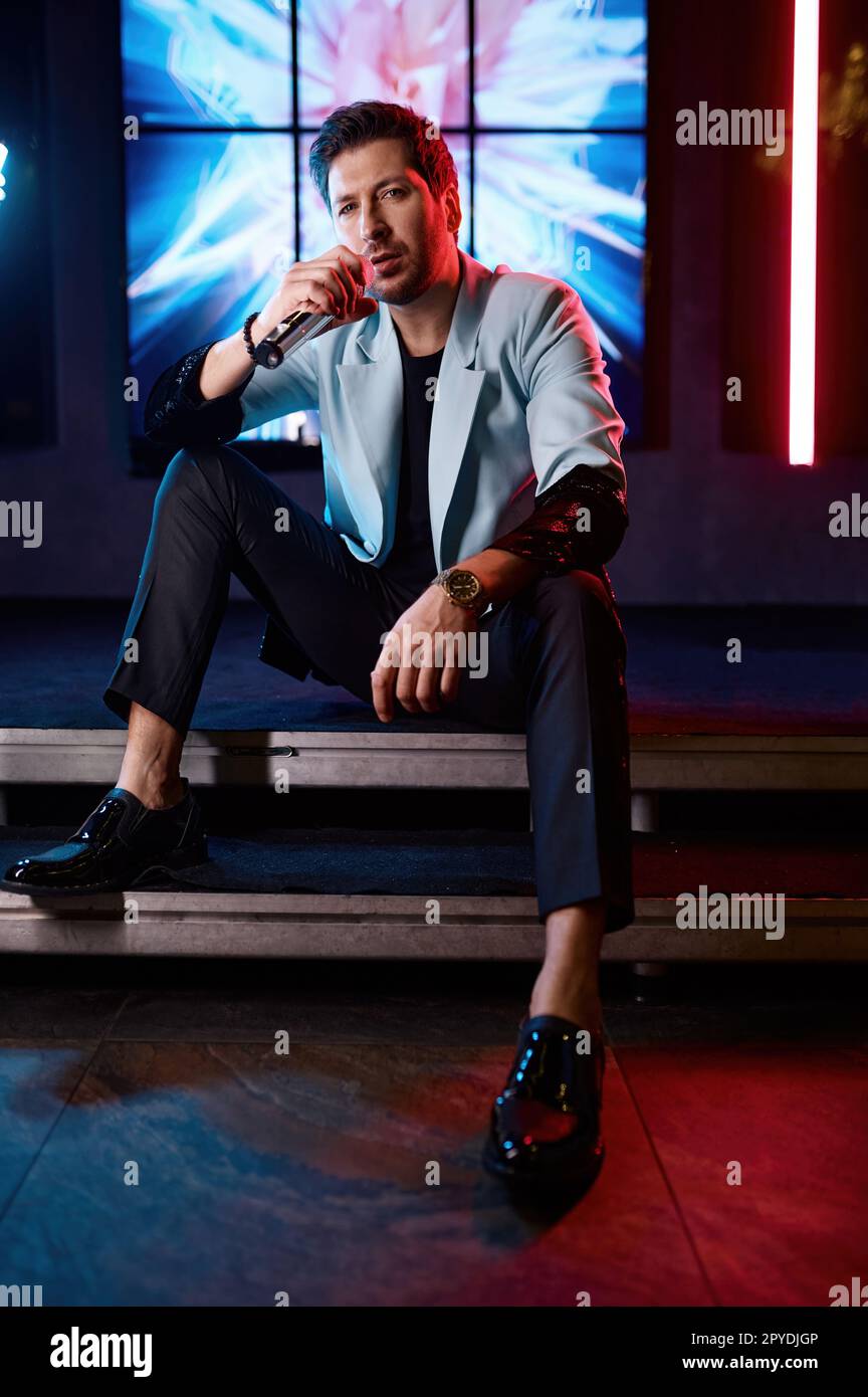 Casual singer with lyric song performing on stage Stock Photo - Alamy
