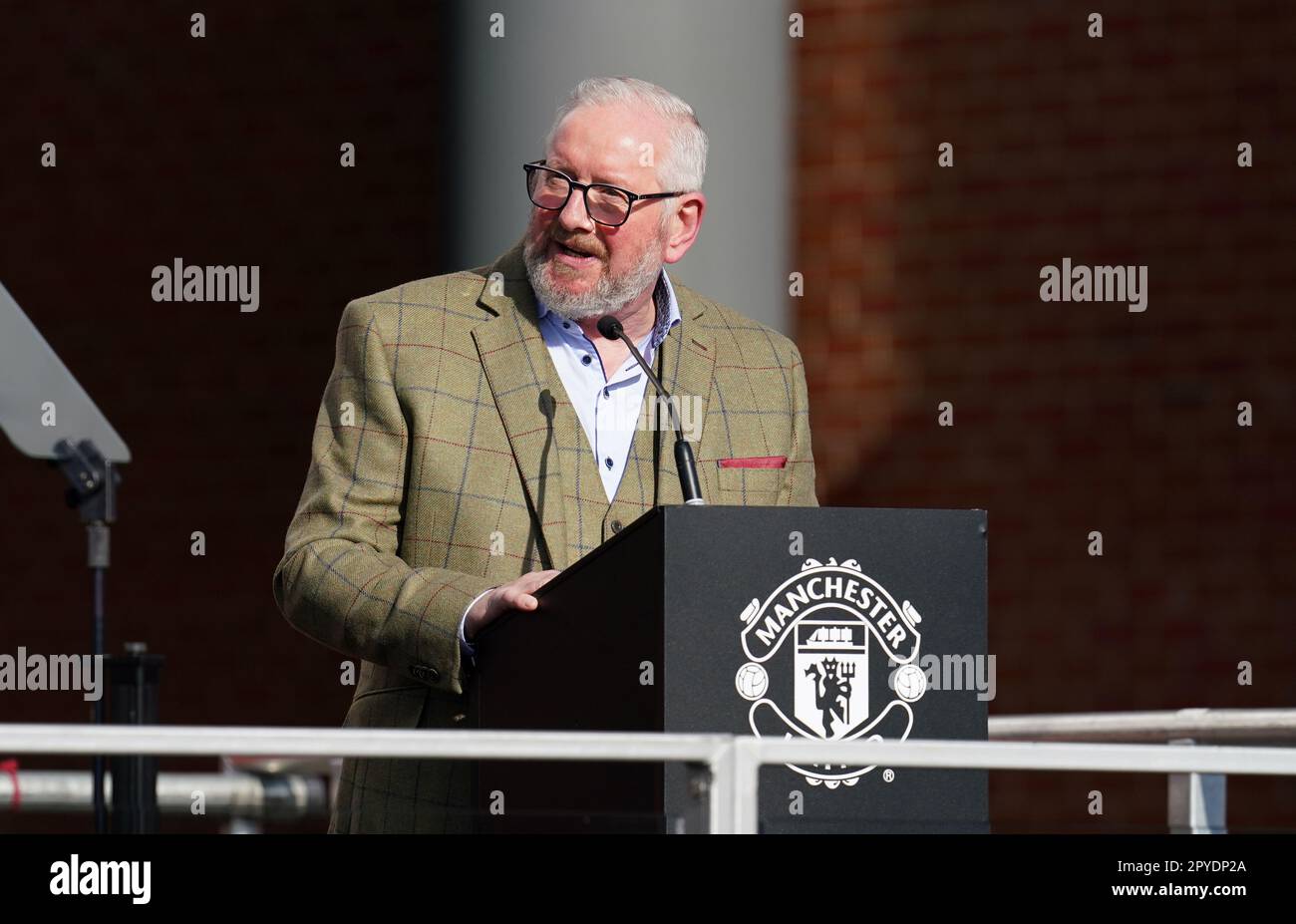 Sculptor Alan Herriot who designed the new statue of former Manchester ...