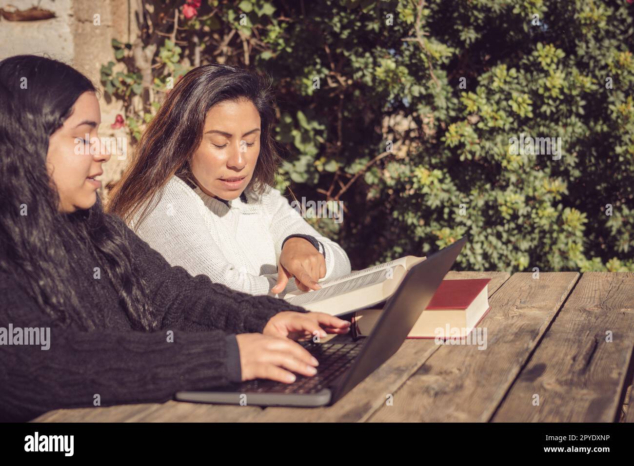 Women outdoors hi-res stock photography and images - Alamy