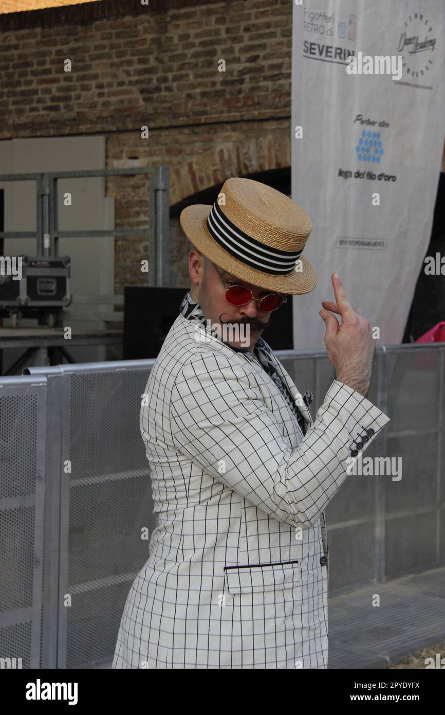 Vestito antico hi-res stock photography and images - Alamy