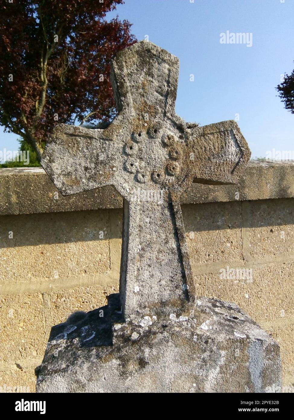 Une croix ancienne en pierre, France Stock Photo - Alamy
