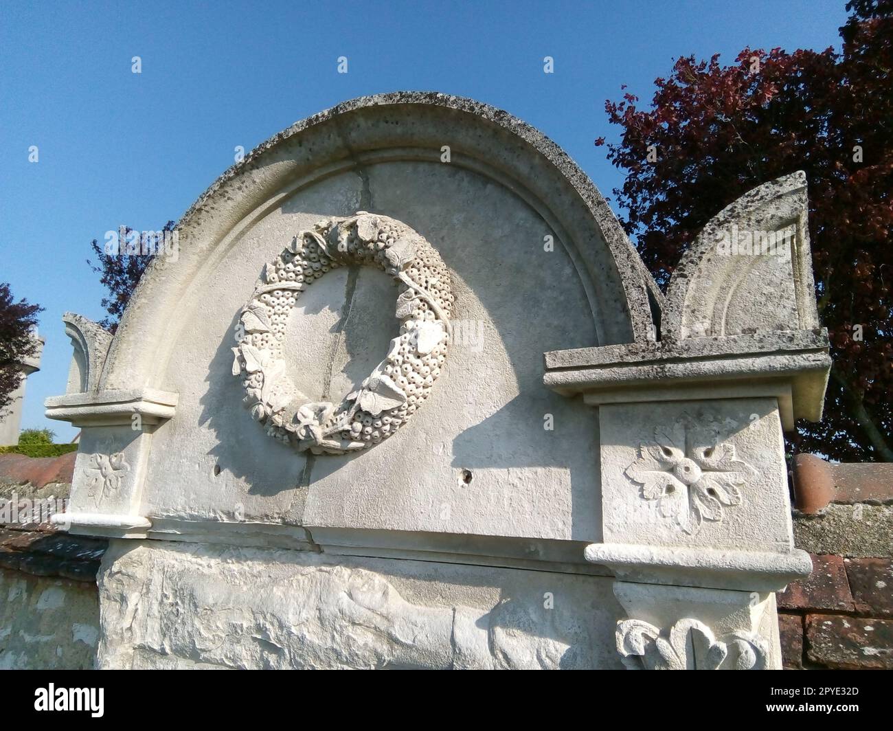 Une sculpture sur un monument en France Stock Photo - Alamy
